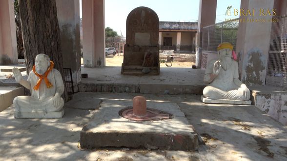 Darshan of Shiva Linga along with 2 devotees at Kilol Kund, Govardhan.